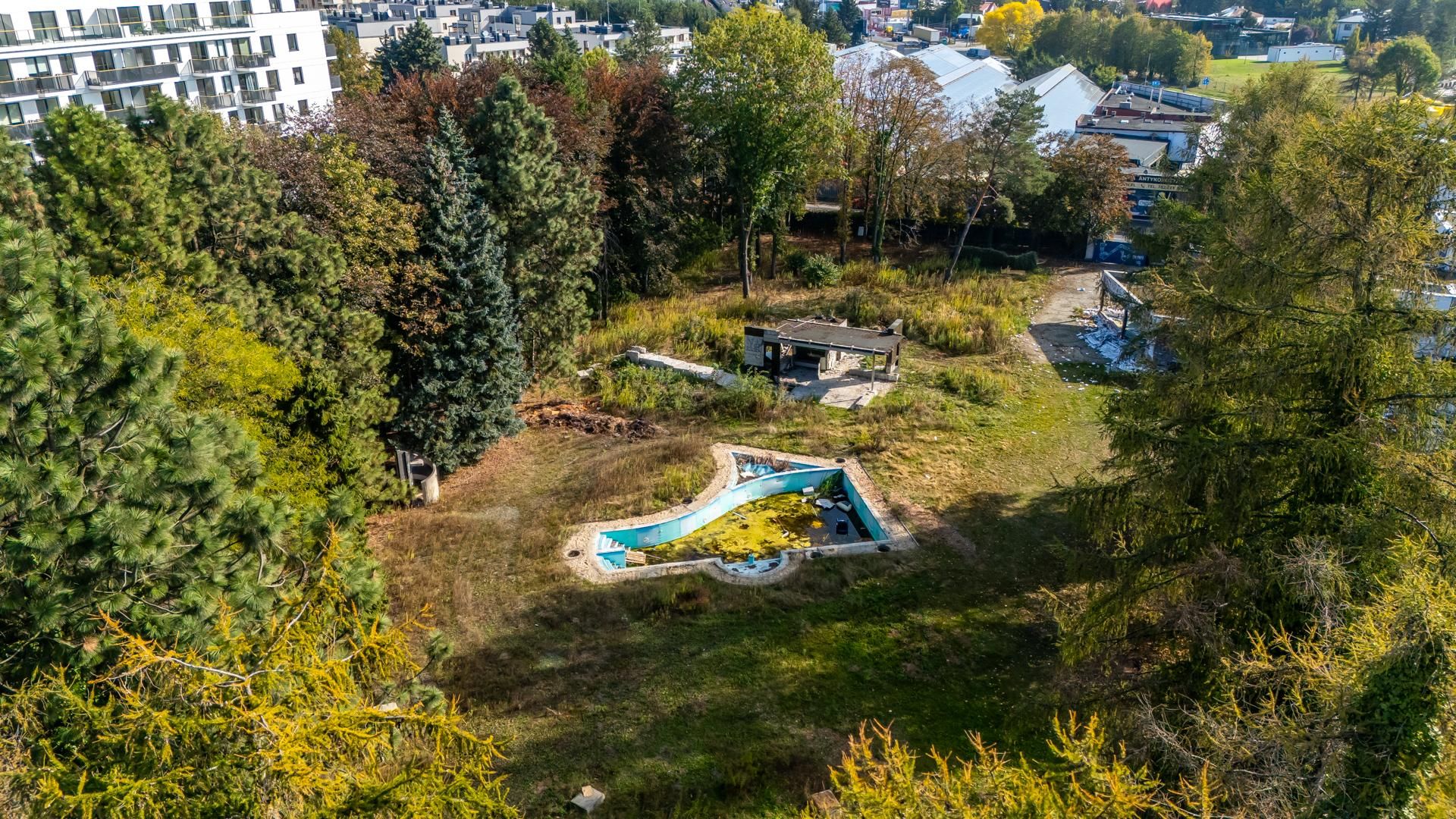 Willa milionera znika z Ursusa. Miała lustrzane sufity i prywatny basen. Ryżowa 72 w Warszawie