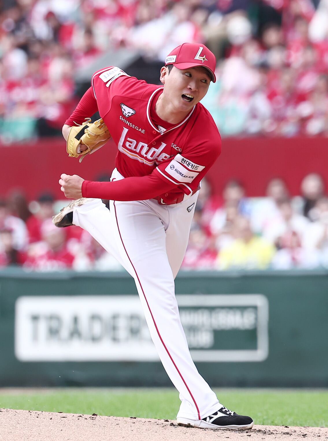 SSG Pitcher Kim Geon-woo Strikes Out Six Straight in Postseason