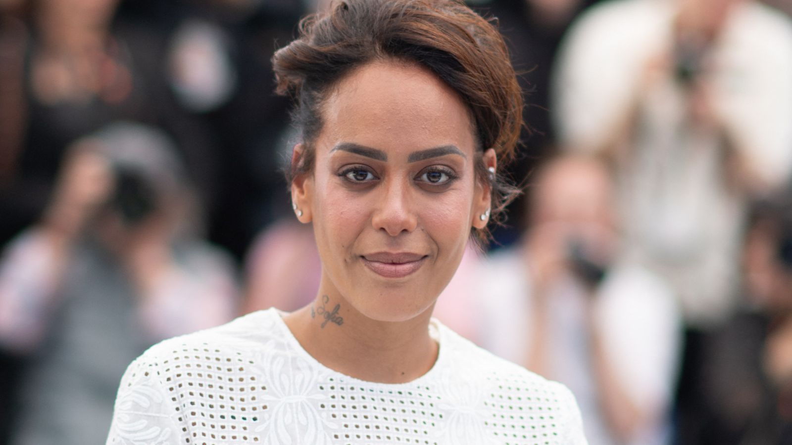 Amel Bent (40 ans) ne jure que par ce parfum envoûtant, devenu sa ...