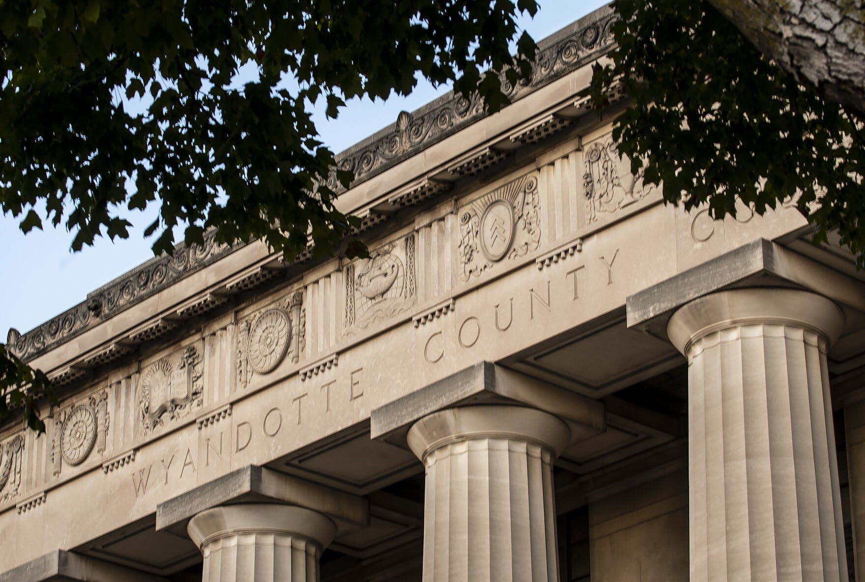 Kansas deputy kneeled on inmate for 1-minute-plus before he died: Affidavit