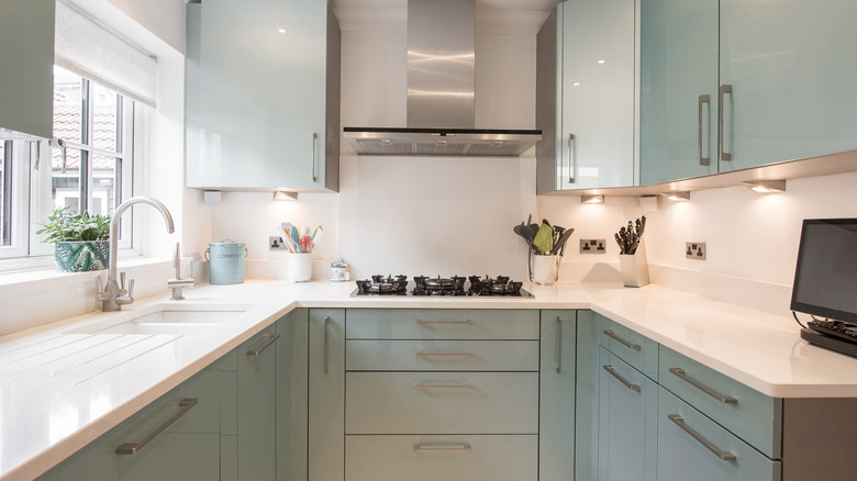 Simple Tricks Experts Swear By For Keeping Countertops Free Of Clutter