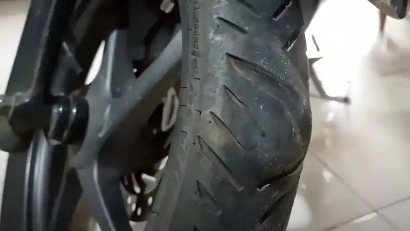 Kenapa Ban Motor Bisa Benjol? Ini Penyebab dan Cara Mencegahnya