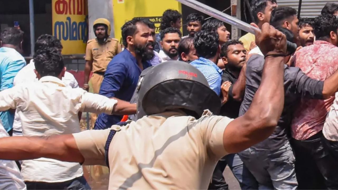 Congress MP Shafi Parambil injured in police lathicharge, protests ...