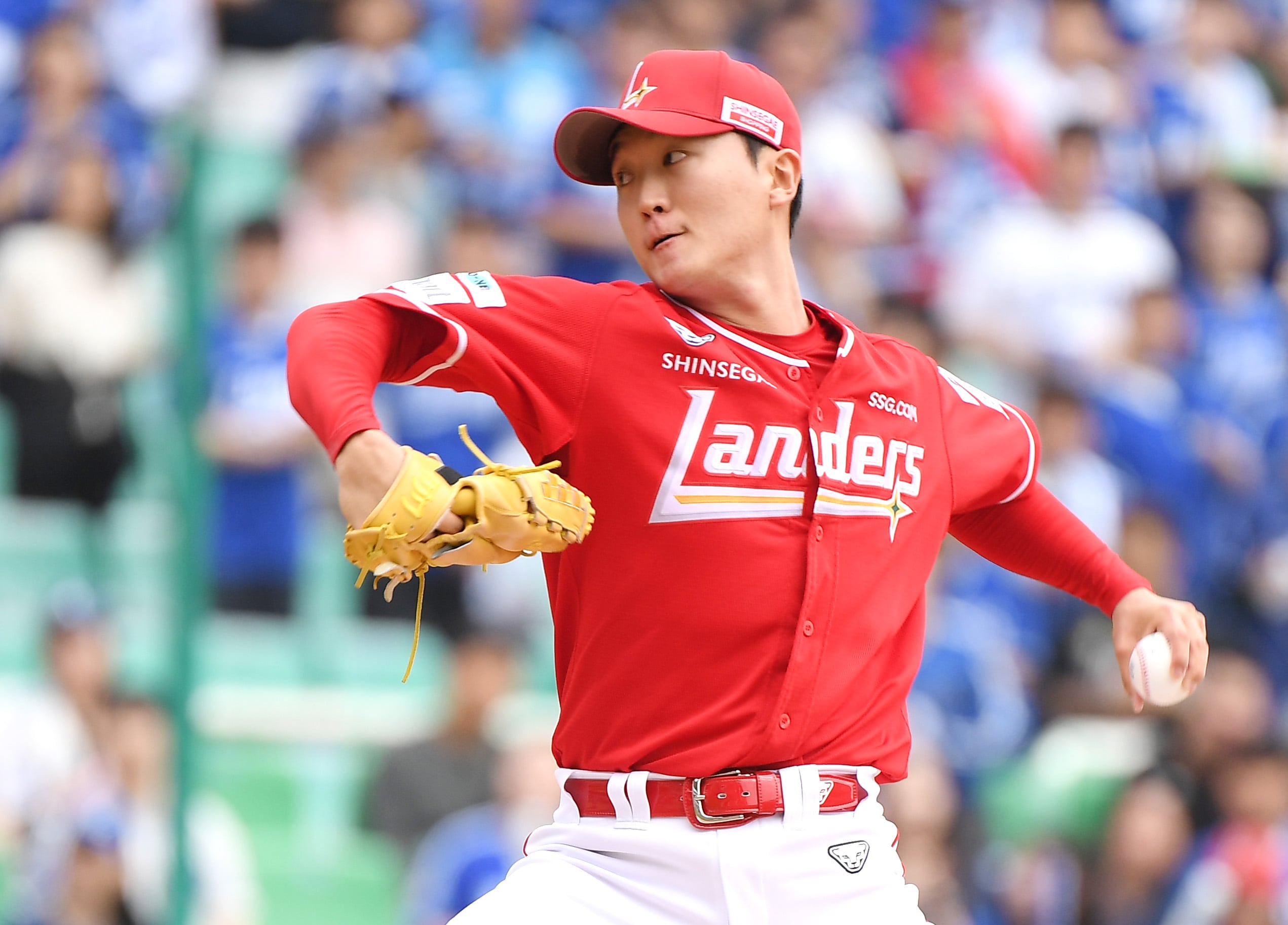 SSG Pitcher Kim Geon-woo Strikes Out Six Straight in Postseason