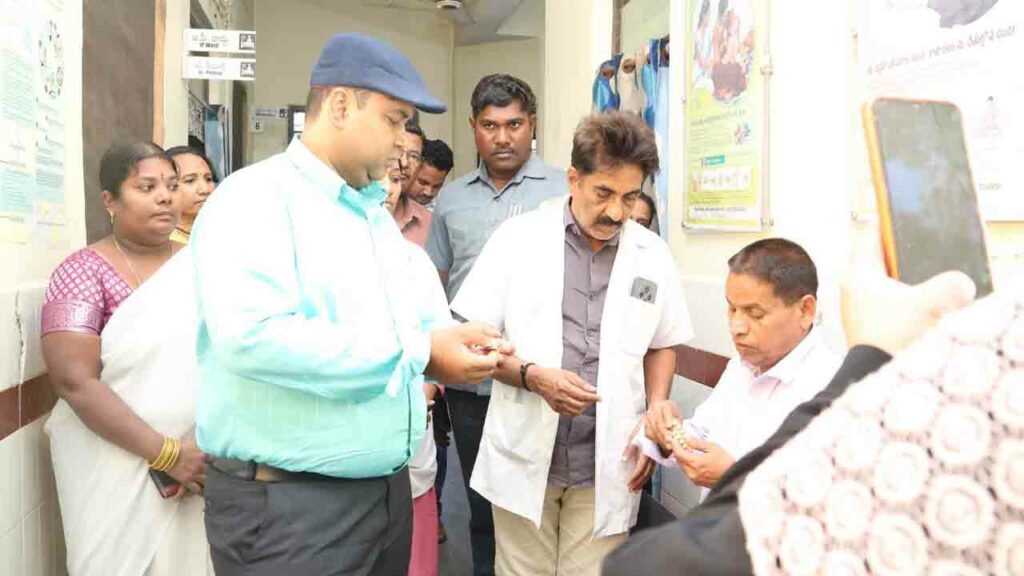 Collector Rahul Raj | మందులు అన్ని అందుబాటులో ఉన్నాయా..? పీహెచ్‌సీ త ...