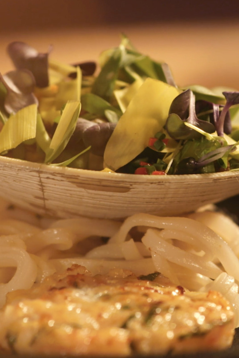 Ciotola di noodle vietnamita con vongole e gamberi, un'esplosione di ...