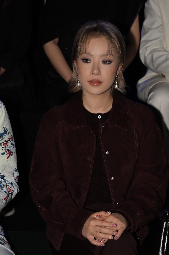 独家：李娜 王菊 郭颖 小鹿出席吕燕的COMME MOI 大秀