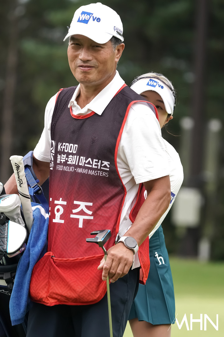 [mhn포토] 유효주, 아버지 뒤에서 미안한 마음 뿐