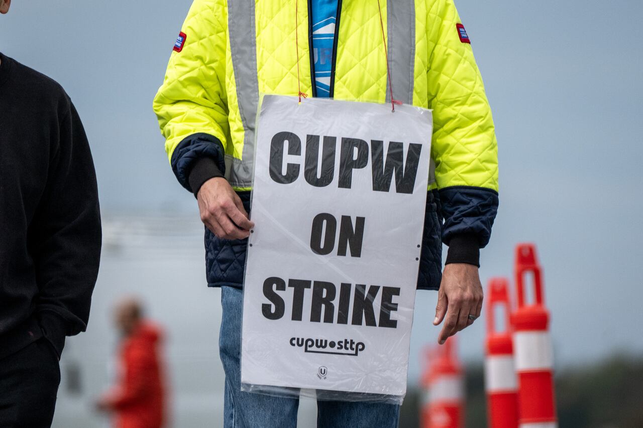 Postal workers begin rotating strikes, starting in 4 locations