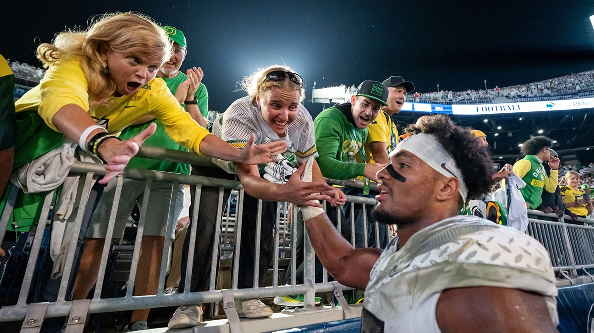 Oregon football fans going berserk in ‘pre-dawn darkness’ on College ...