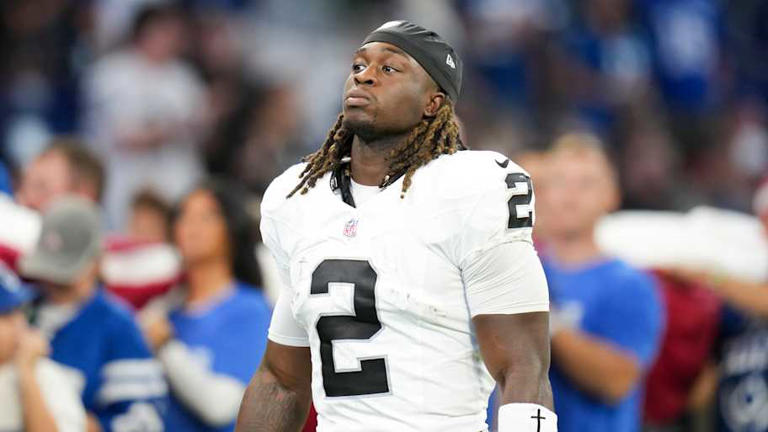 Oregon Quarterback Dante Moore Throws Deep Touchdown vs. Indiana