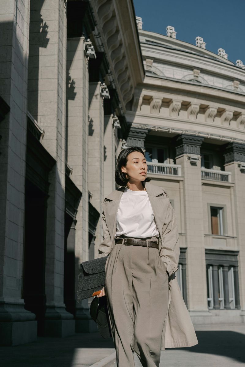 11 Things Highly Intelligent Women Never Do in Public