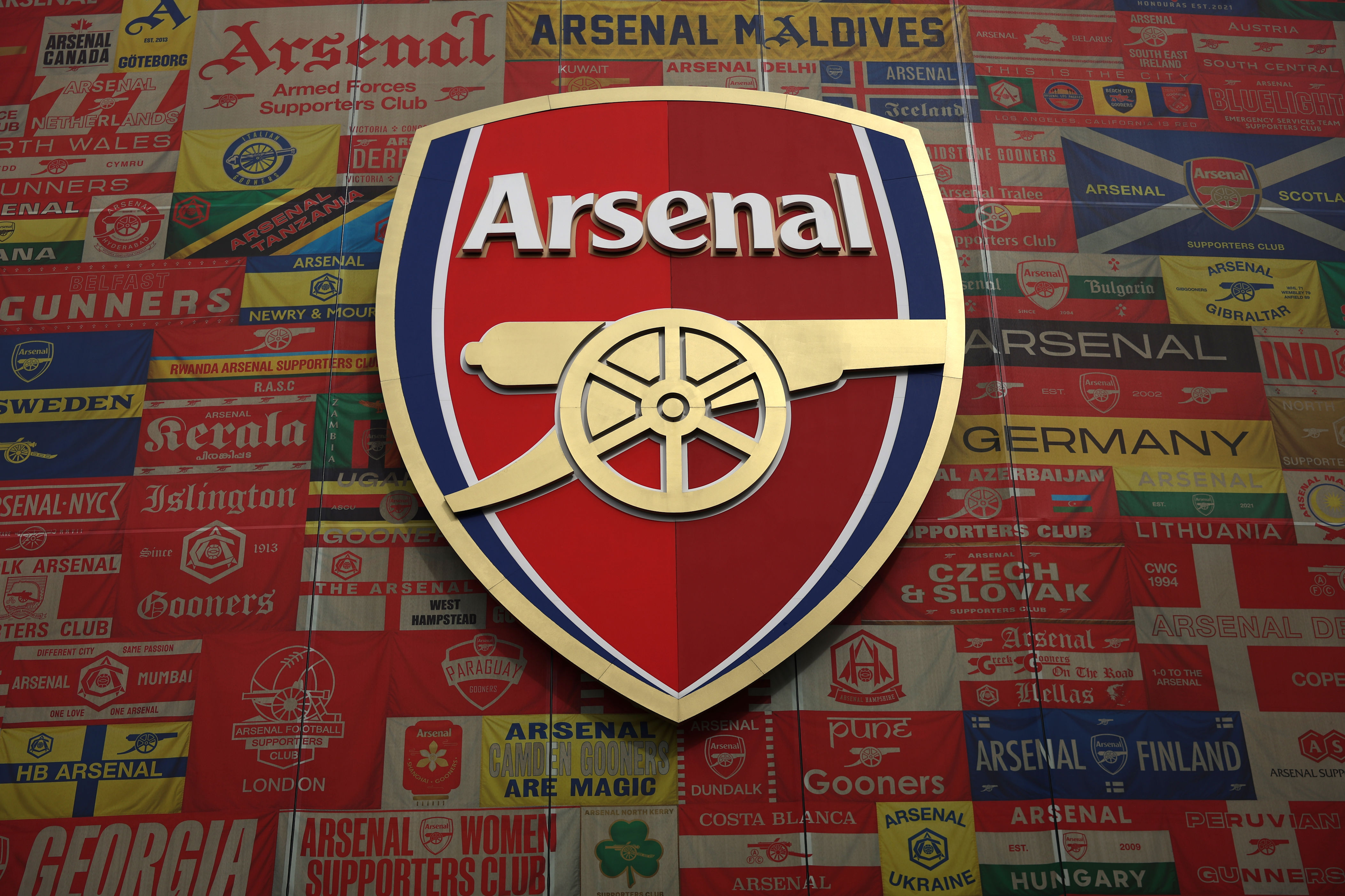 Arsenal hero in talks to become League One manager