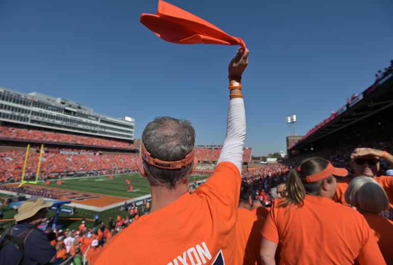 Illinois football extends sellout streak, its longest in nearly two decades