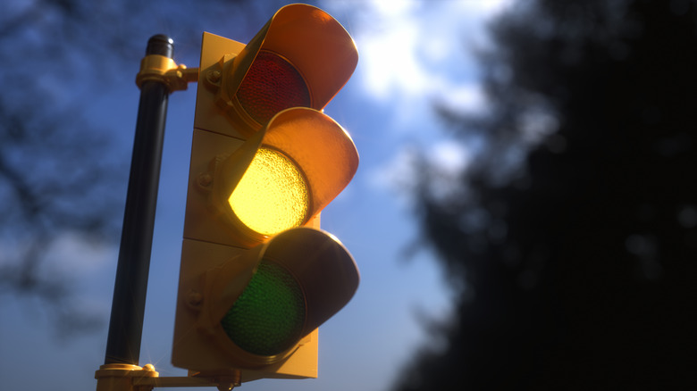 Is It OK To Run A Yellow Light In Florida? Here's What The Law Says