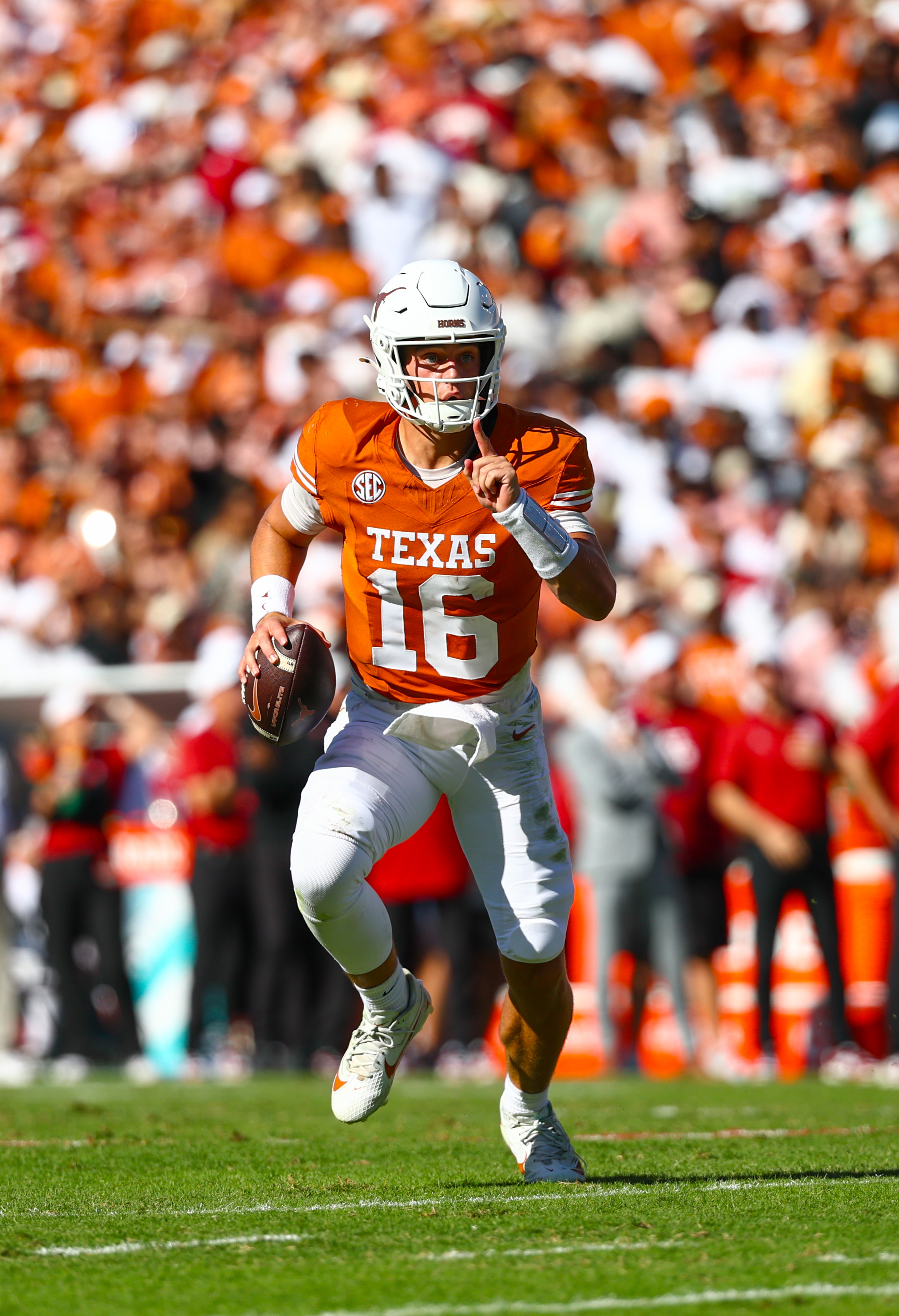 Texas vs. No. 6 Oklahoma final score: Horns surge to 23-6 win, finish ...
