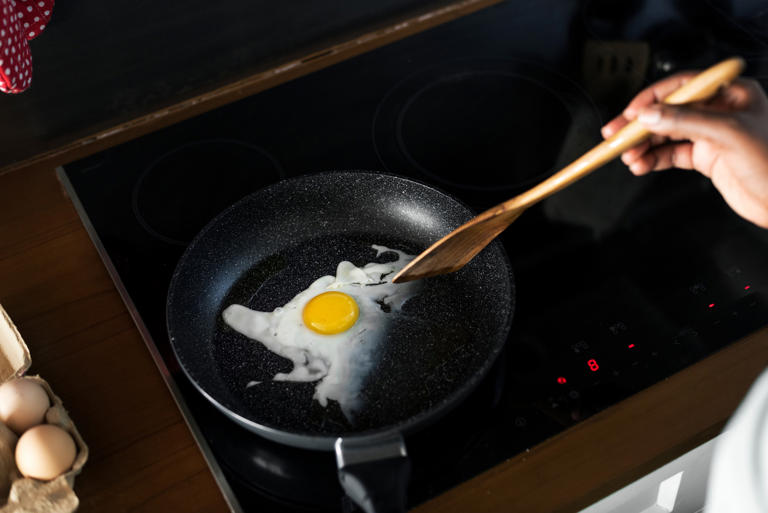 El truco con sal para que no se pegue la comida a tu sartén