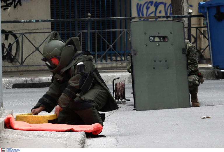 Αθήνα: Καρέ καρέ η επιχείρηση για την περισυλλογή της στρατιωτικής ...