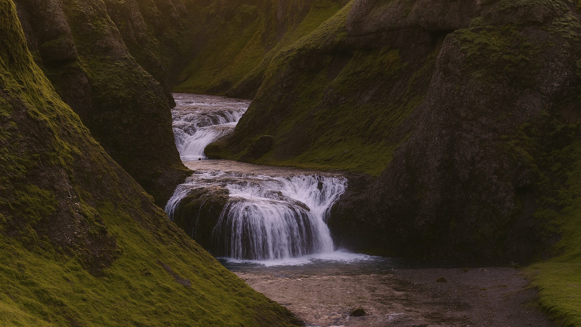 Fjaðrárgljúfur – Iceland – Tiered Stream Between Mossy Cliffs in 4K