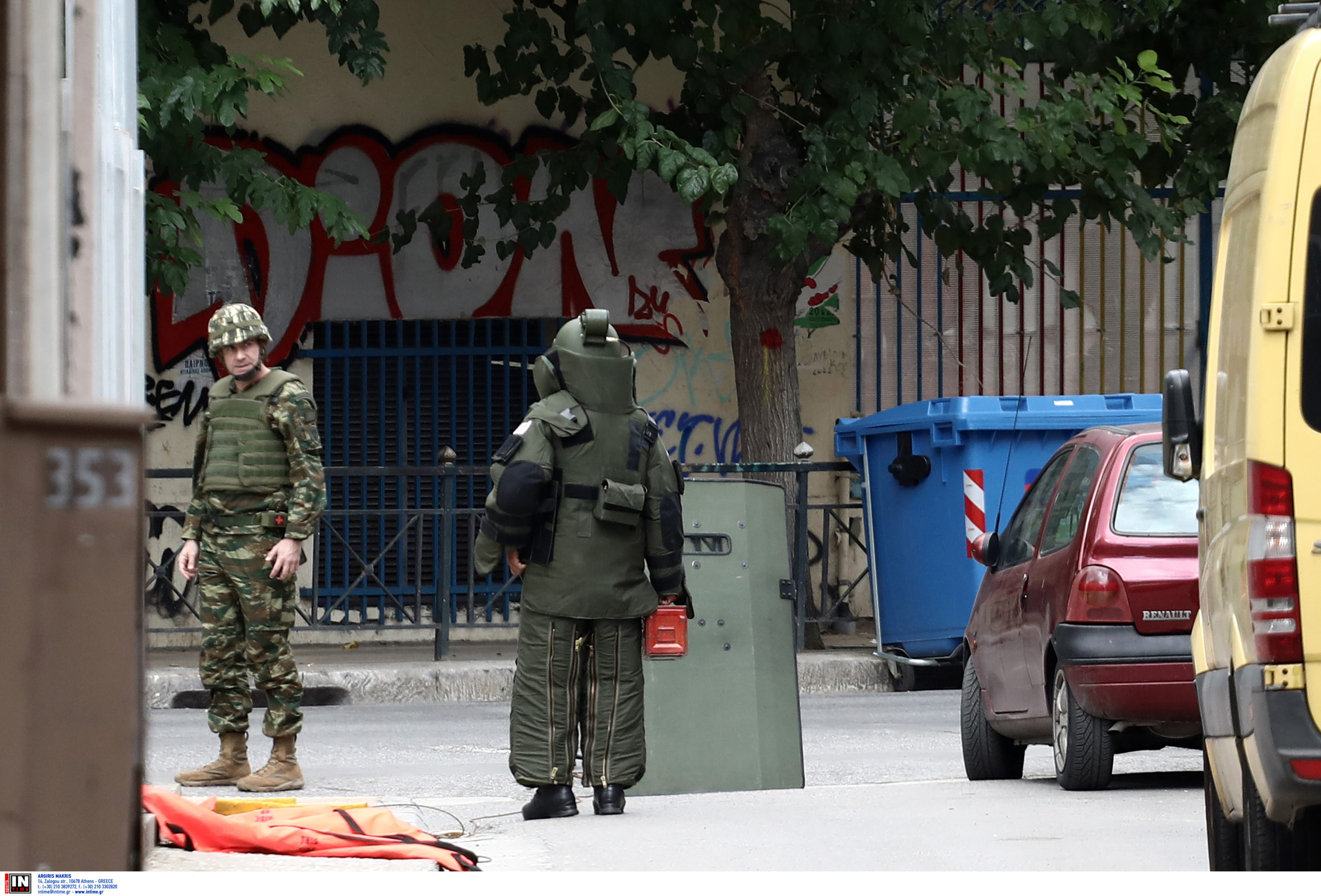Αθήνα: Καρέ καρέ η επιχείρηση για την περισυλλογή της στρατιωτικής ...