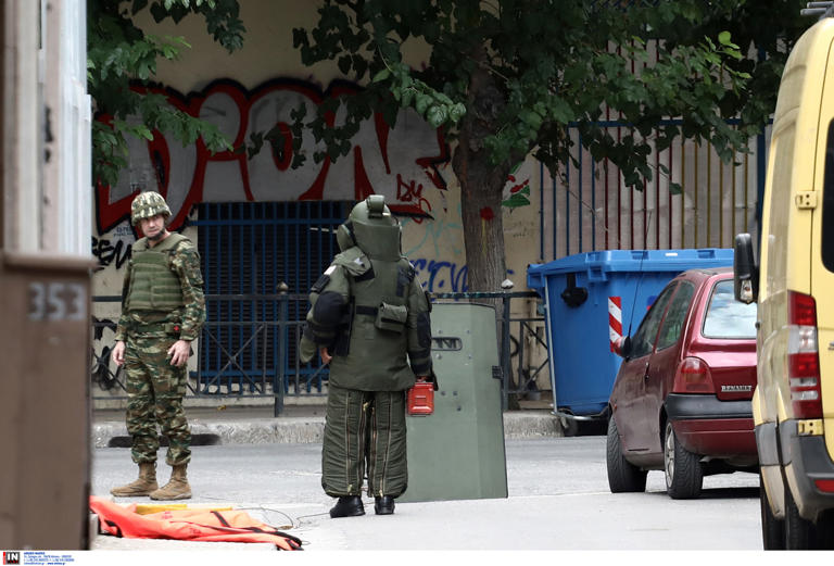 Αθήνα: Καρέ καρέ η επιχείρηση για την περισυλλογή της στρατιωτικής ...