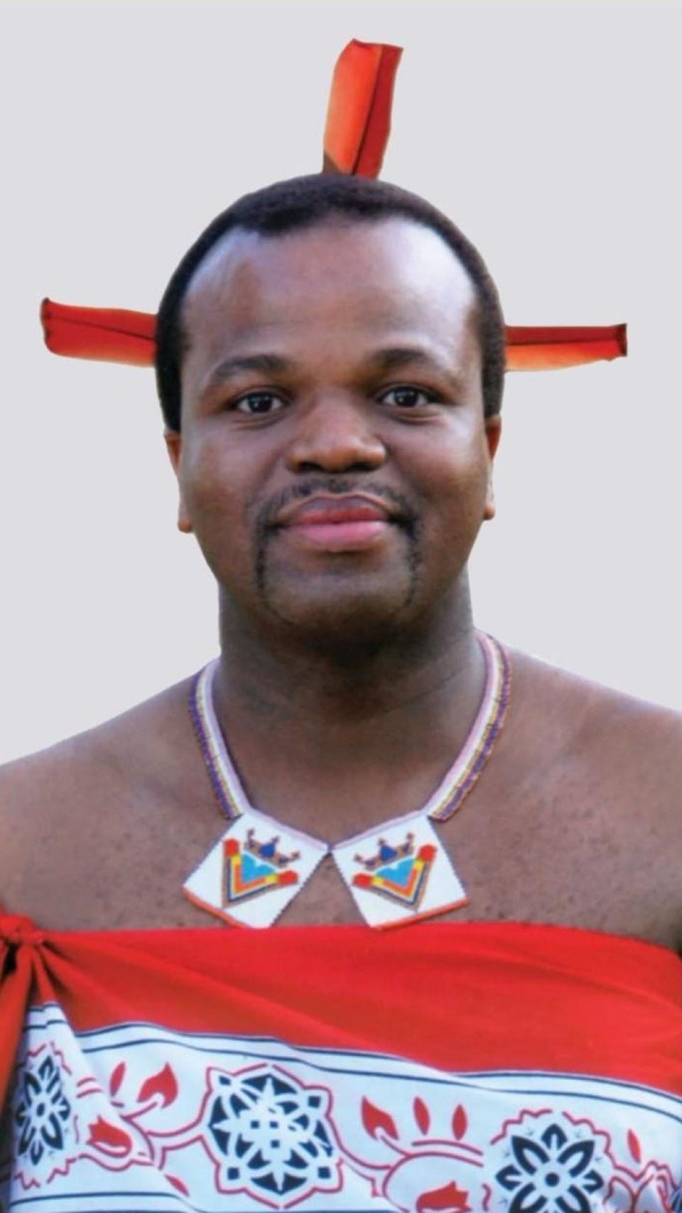 El vídeo del rey Mswati III de Suazilandia llegando a Abu Dabi con 16 ...
