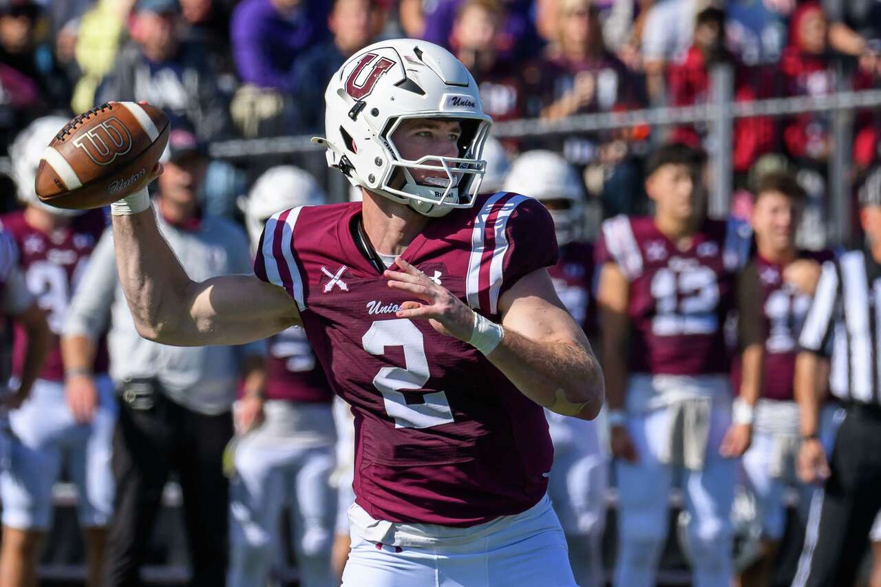 Union football beats Ithaca on late field goal, RPI rolls to win