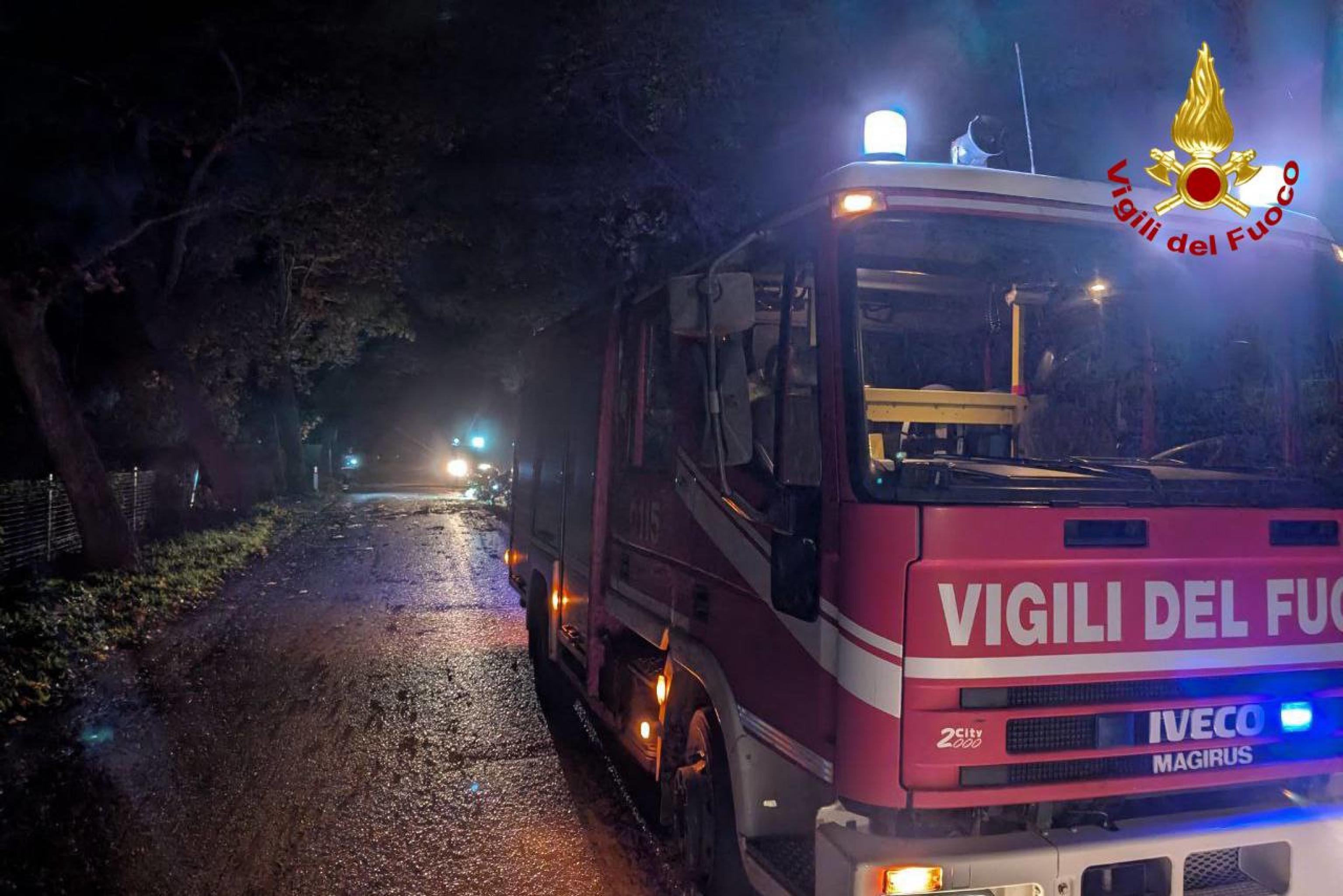 Vasto incendio nello storico monastero di Bernaga, a Lecco