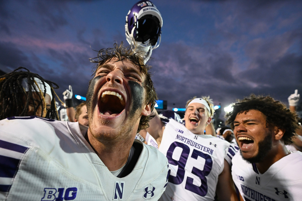 Komolafe scores late, leads Northwestern to 22-21 win over Penn State