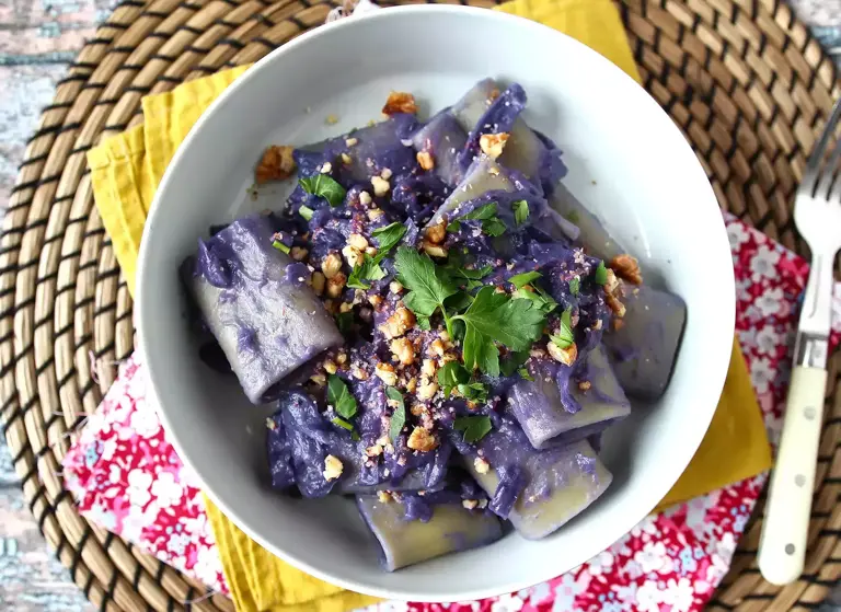 Nudeln mit rotkohl und walnüssen, der erste gang, der gut aussieht und ...