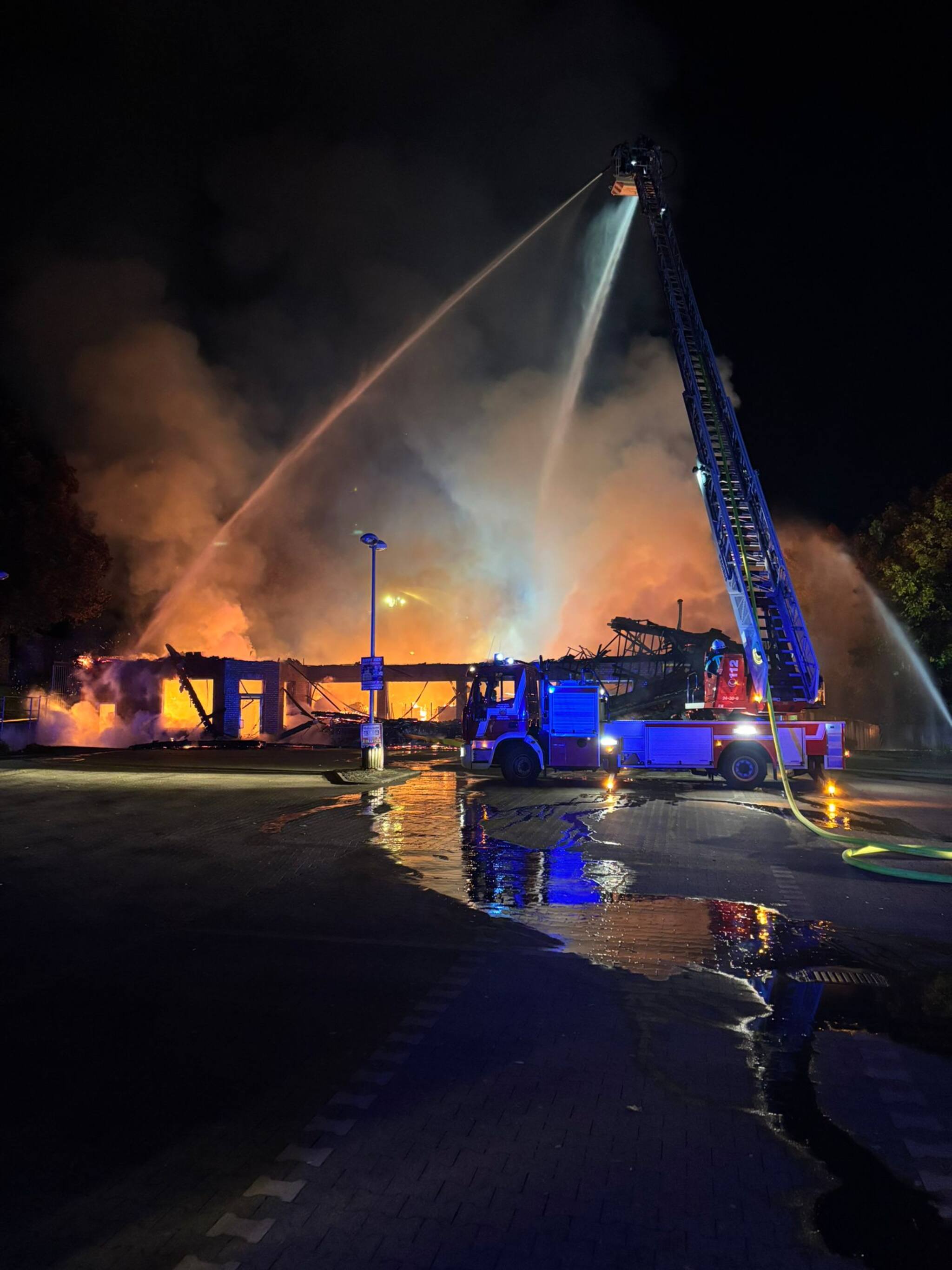Millionenschaden nach Supermarktbrand in Osterode: Feuerwehr mit ...