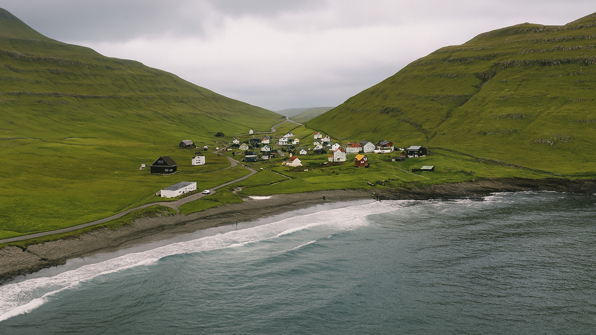 Tjørnuvík – Faroe Islands – Coastal Village Between Green Hills in 4K