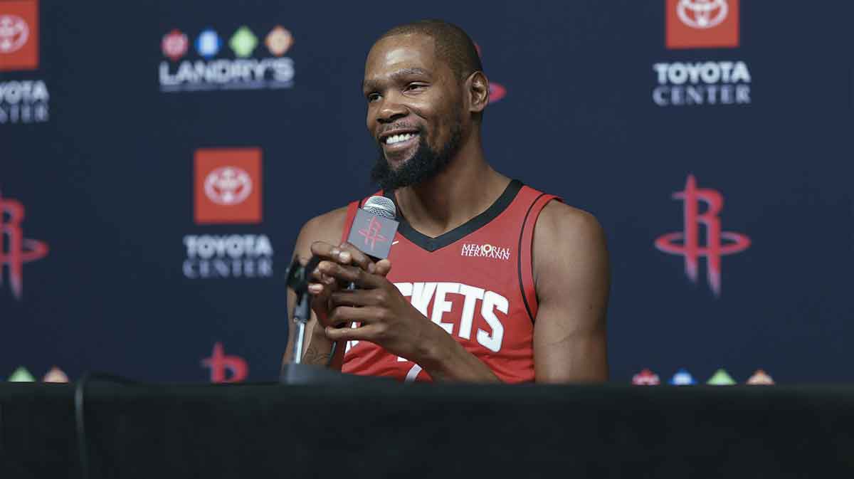 Rockets’ Kevin Durant already flexing leadership muscles with just one ...