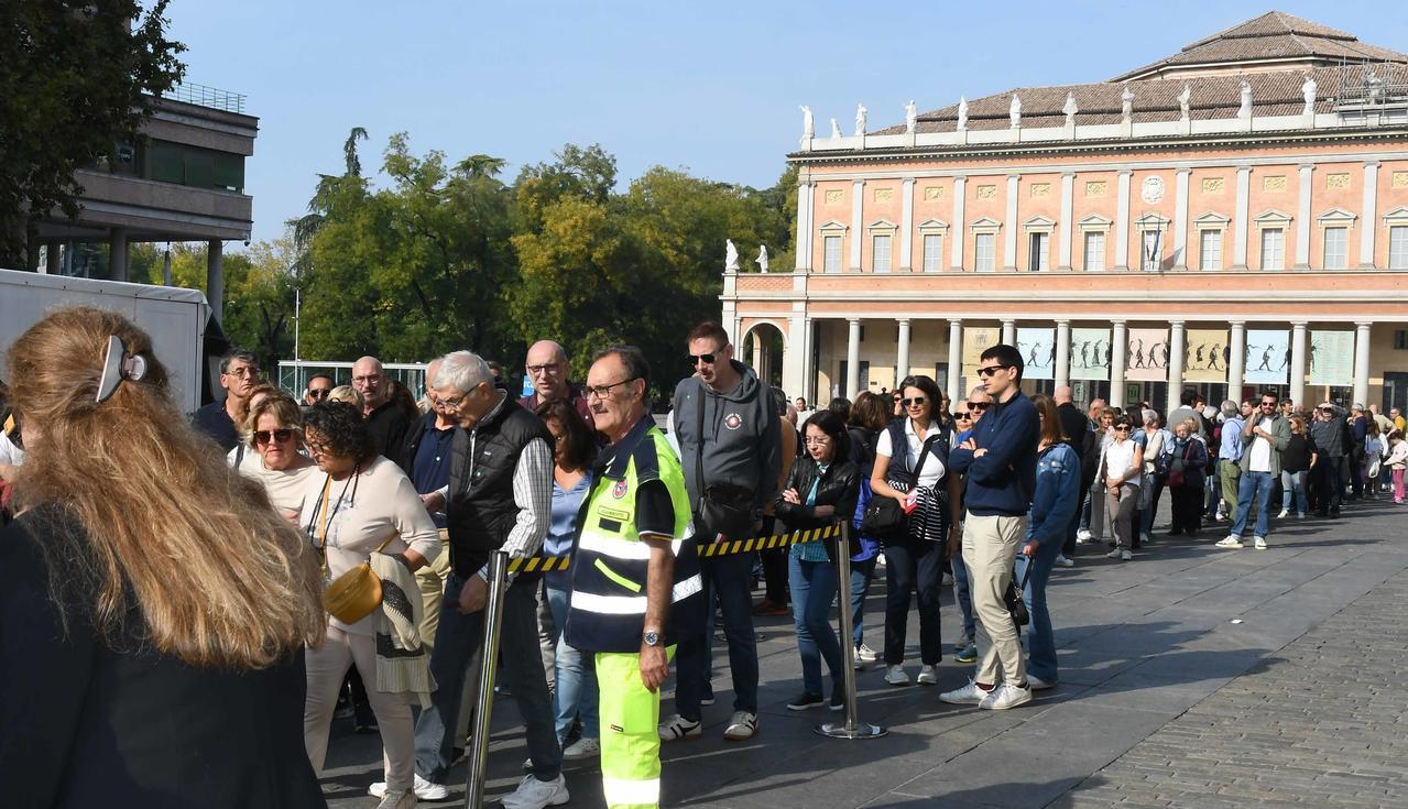 Tutti in fila per la bellezza. Che successo, il sabato del Fai. Oggi si ...