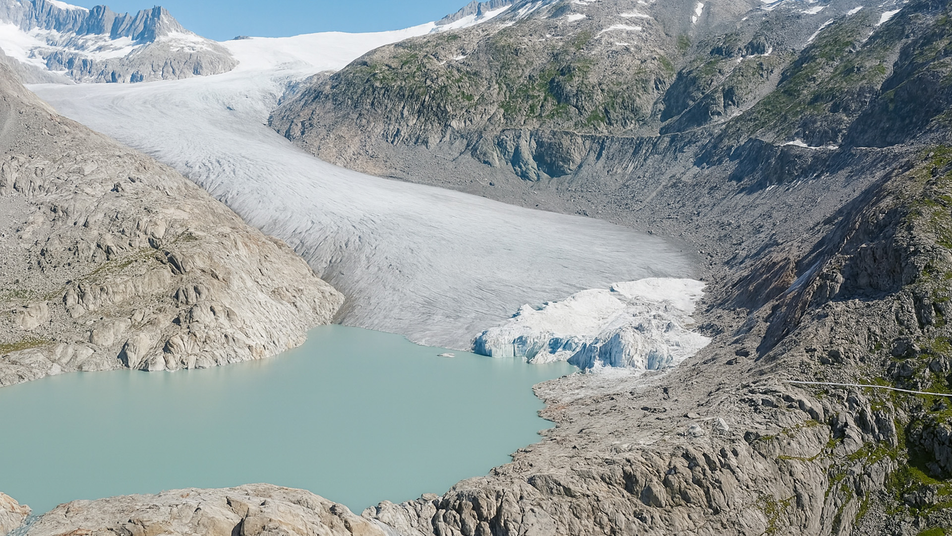 Lago glaciale svizzero – Vista drone 4K nella regione dell'Aletsch