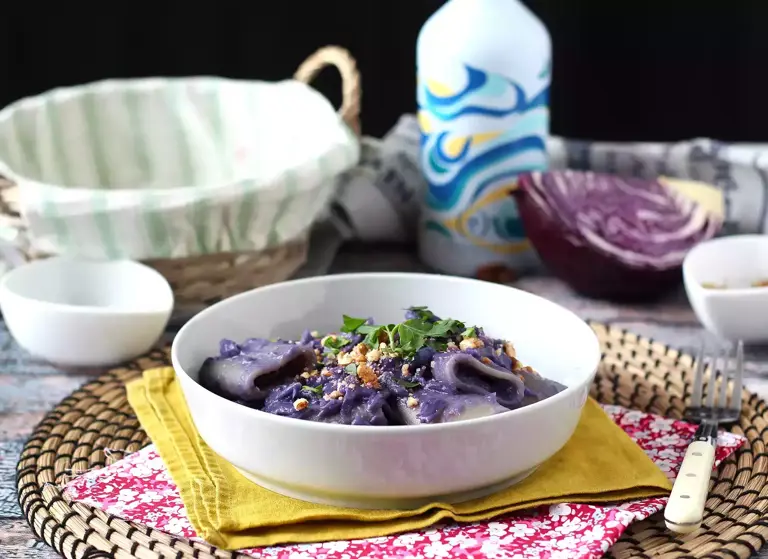Nudeln mit rotkohl und walnüssen, der erste gang, der gut aussieht und ...