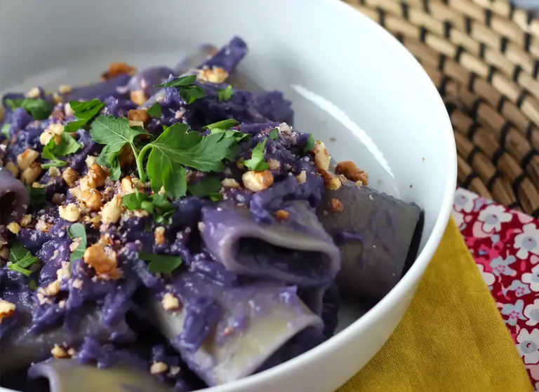 Nudeln mit rotkohl und walnüssen, der erste gang, der gut aussieht und ...