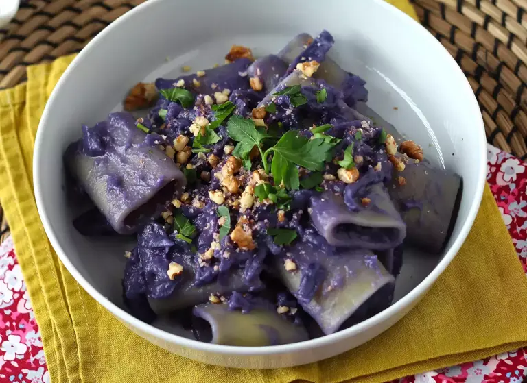 Nudeln mit rotkohl und walnüssen, der erste gang, der gut aussieht und ...