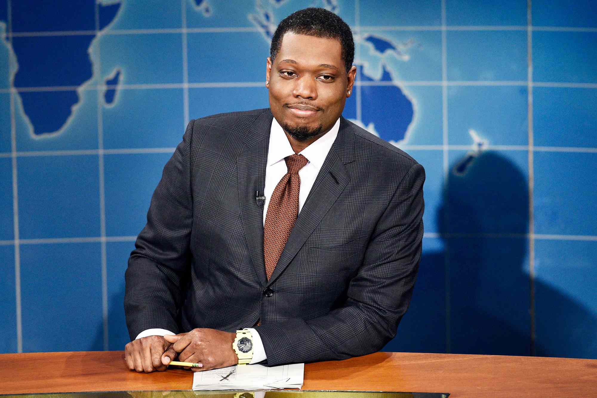 “SNL ”'Weekend Update' co-anchor Michael Che announces he's 'very sick ...