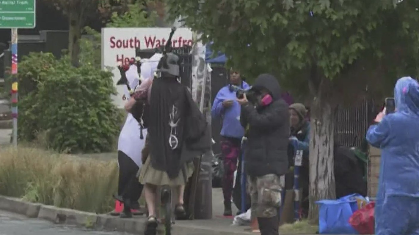 Unipiper rides with protesters at Portland ICE facility
