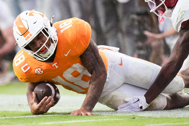 DeSean Bishop leaves Tennessee football vs Arkansas with lower-body injury