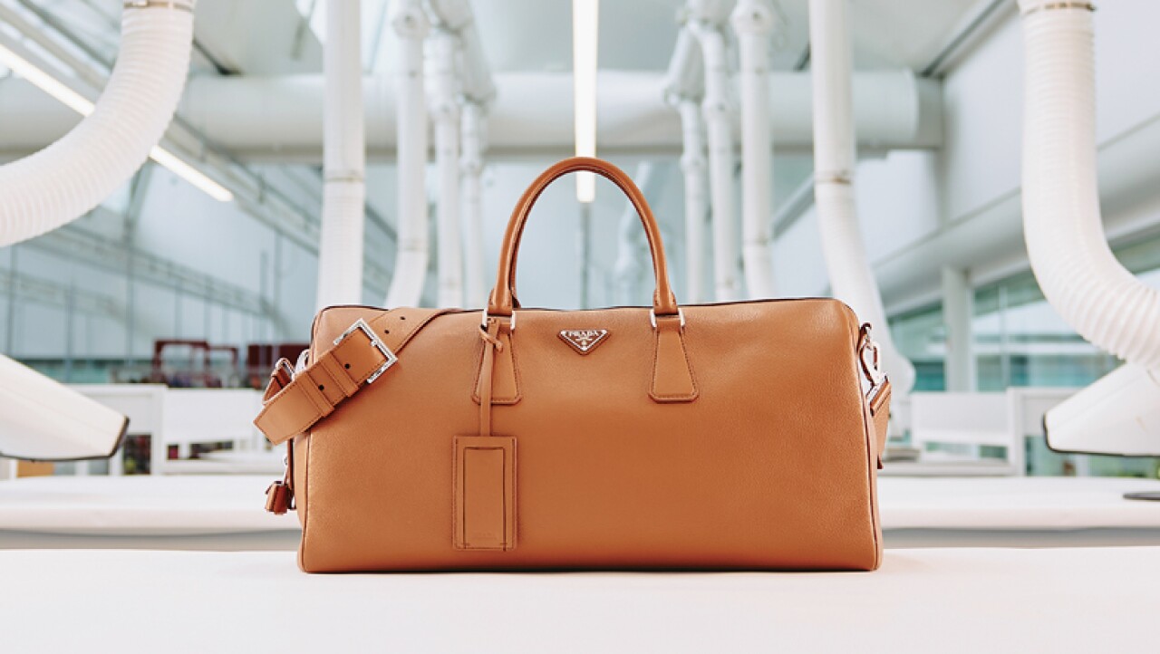 El mundo al hombro con la Duffel Bag de Prada