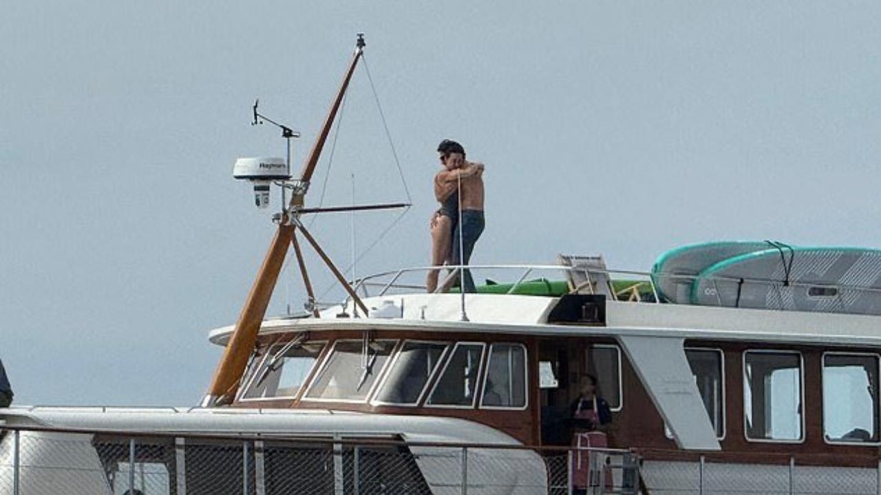 Picture of Justin Trudeau and Katy Perry kissing on a yacht goes viral