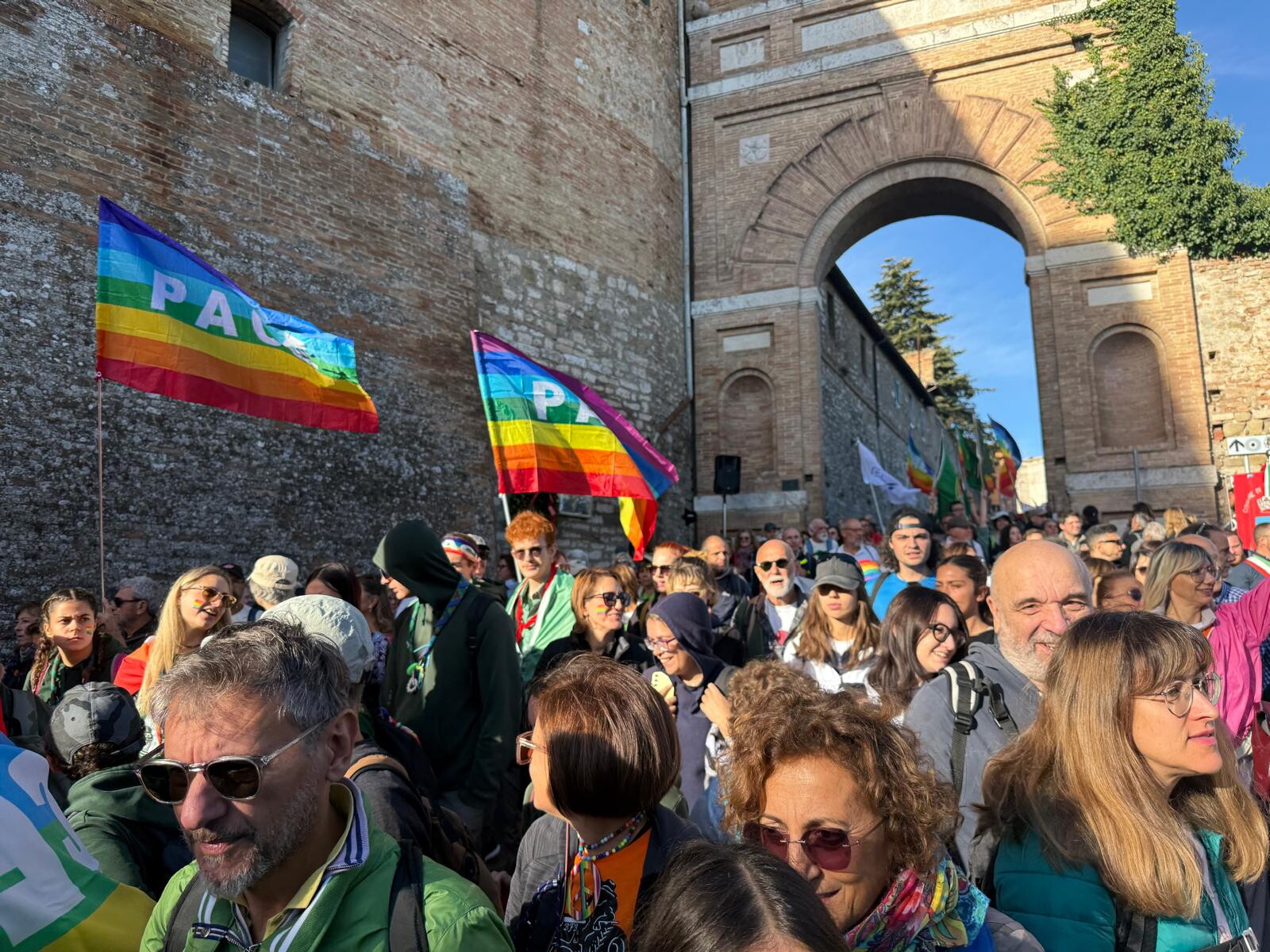 La marcia per la pace Perugia-Assisi: "Una marea che difende l'umanità"