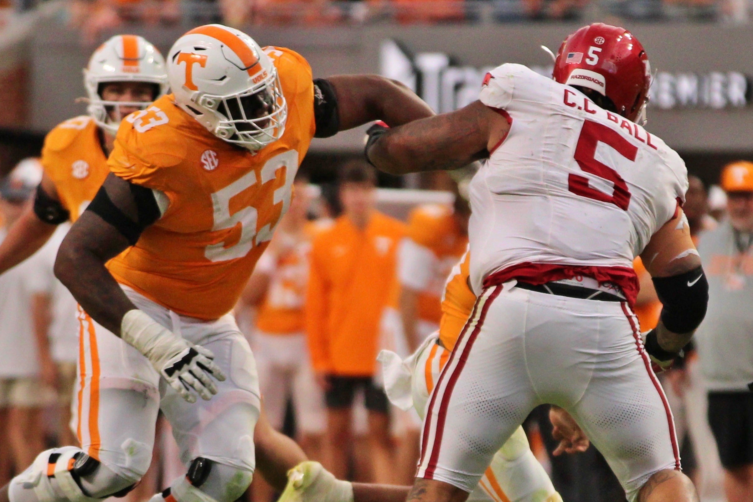 Tennessee football starting offensive tackle announces transfer