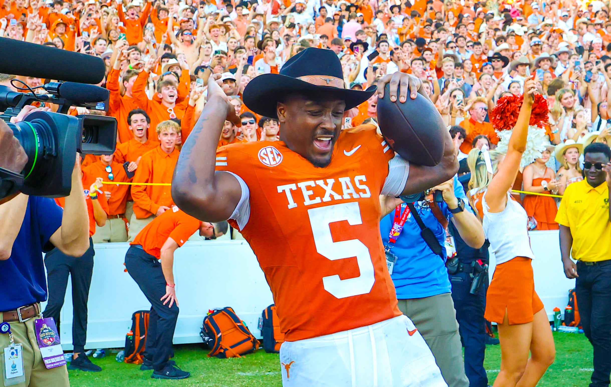 RB Quintrevion Wisner breaks out, plays major role in Texas Football ...