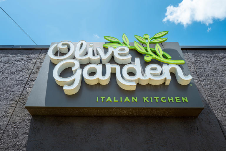 Woman breaks silence after viral post labels her Olive Garden waitress ...