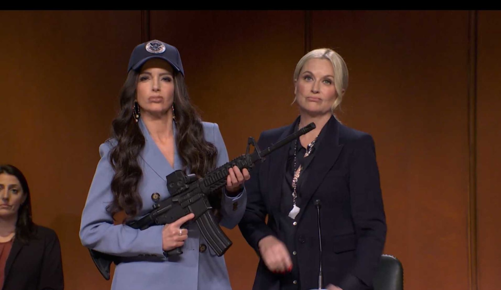 'Hold my gun': Tina Fey's Kristi Noem opens up SNL with 'Old Yeller ...