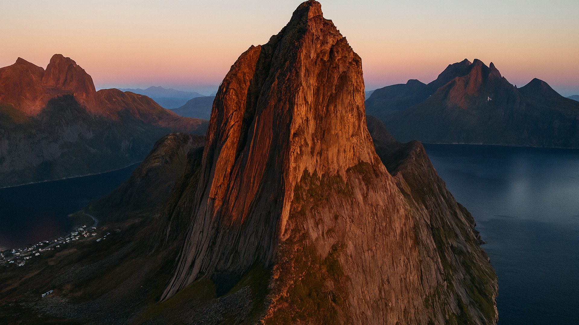 Segla Mountain en Senja, Noruega – Imágenes aéreas en 4K