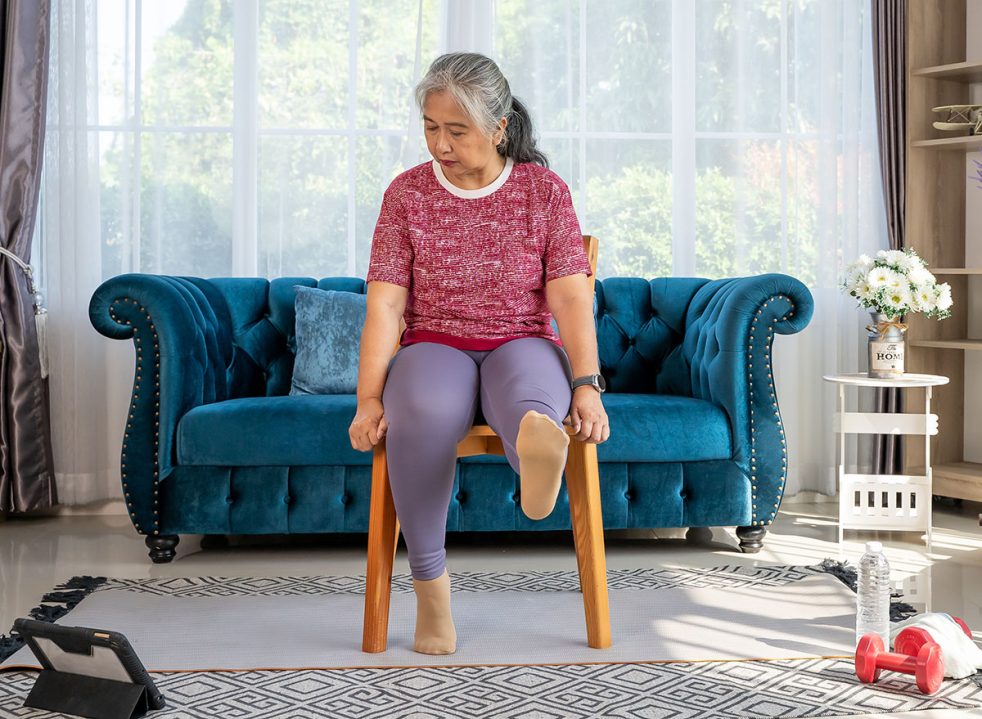 I'm a fitness expert and here are 5 chair exercises that restore leg ...